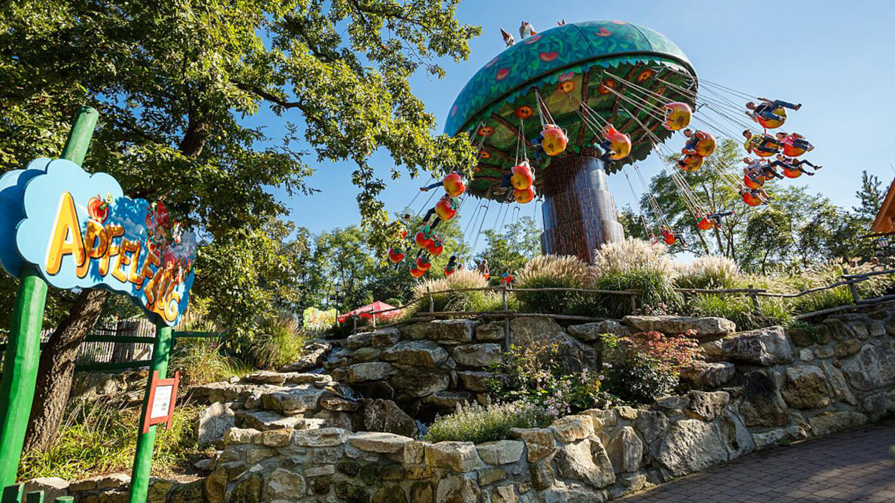 Apple carousel @ Familypark - Themeparkplanner